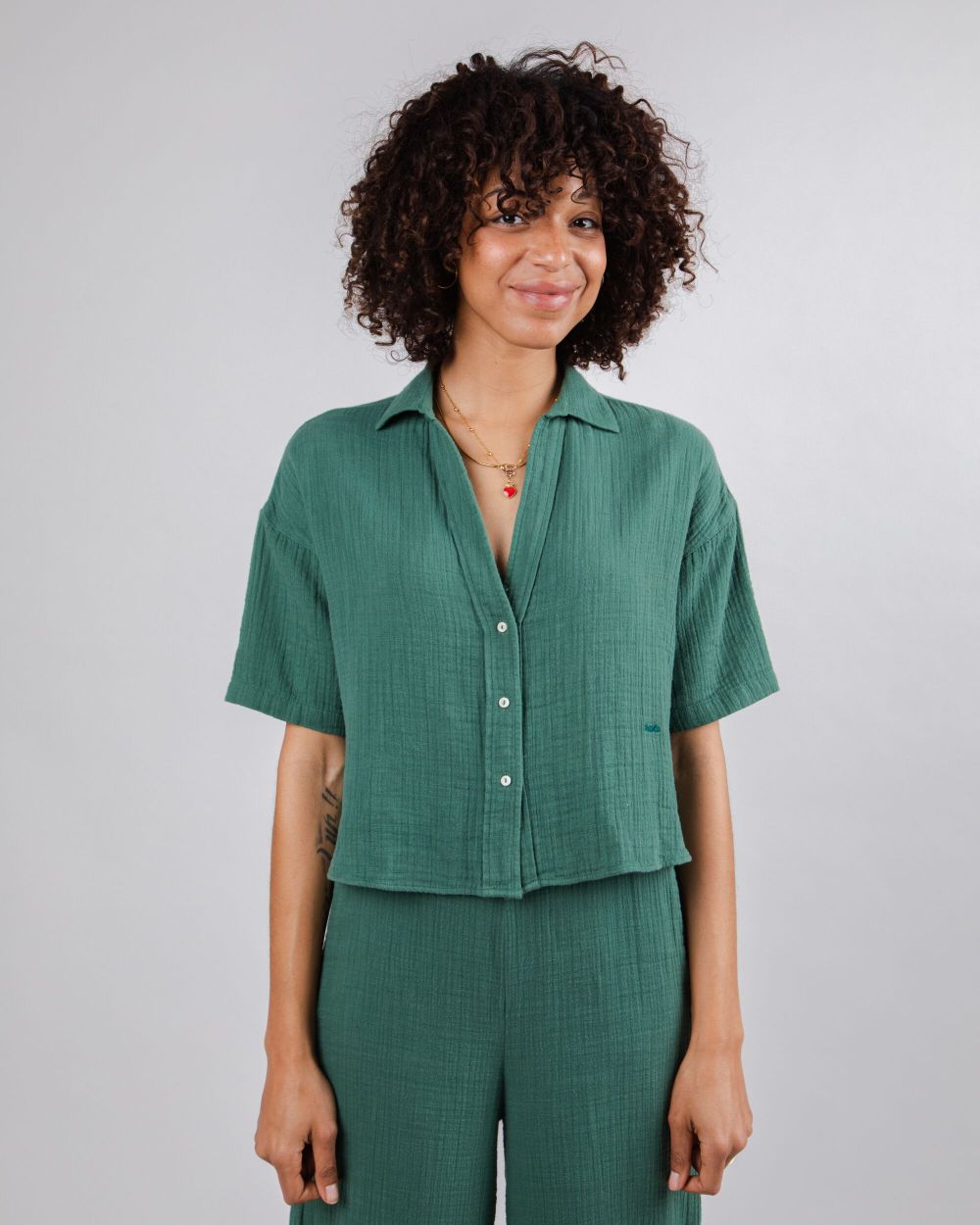 Chemiser vert texturé en coton bio - bubble cropped morera green femme